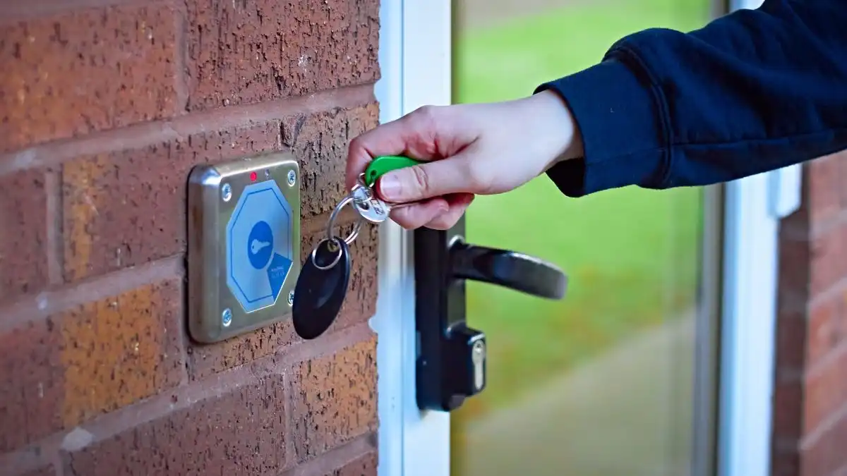 Comparing Proximity Key Fobs With Traditional Keys - MobbiTech