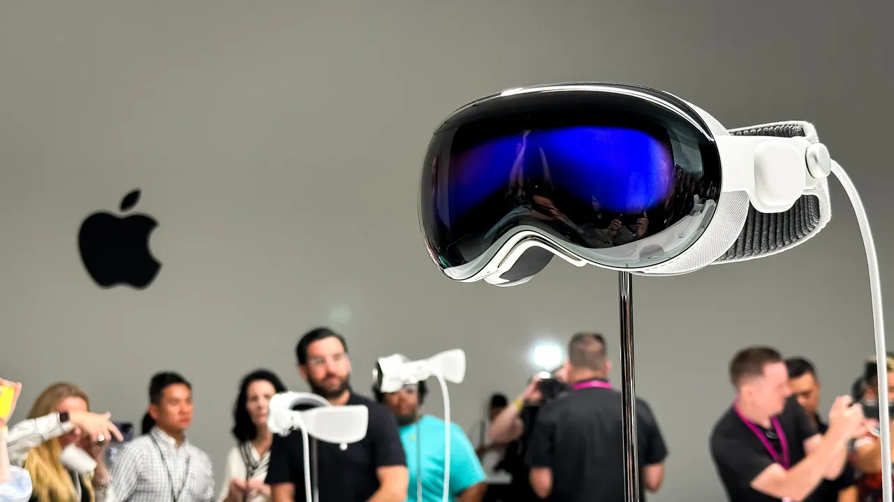 Unveiling the Apple Vision Pro: Features And Price - MobbiTech